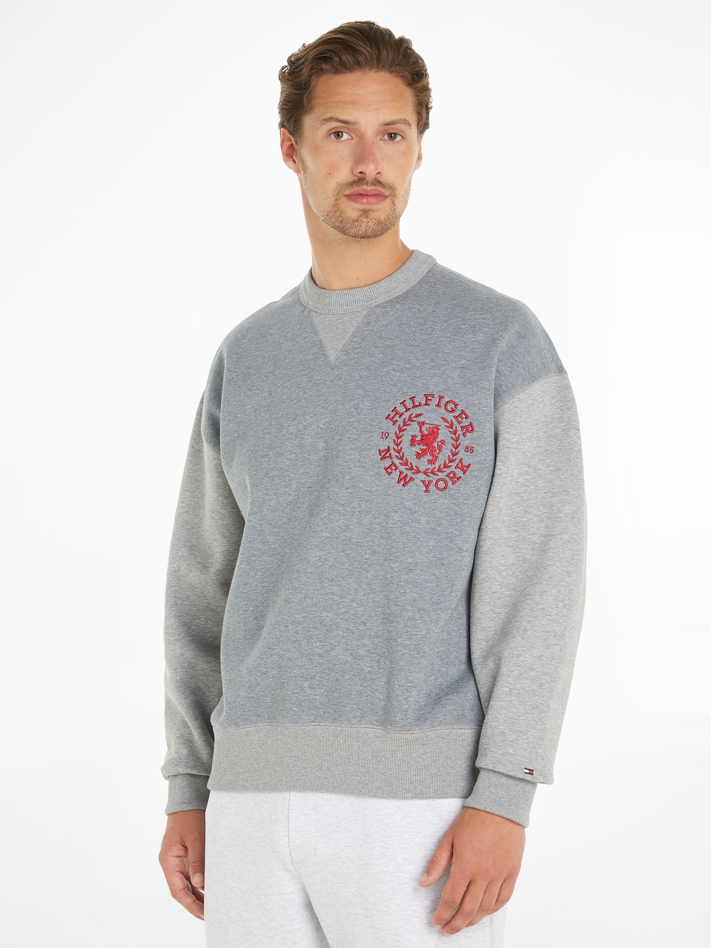 Tommy Hilfiger Sweatshirt »SMALL CREST CREWNECK«, mit Logo-Stickerei ...